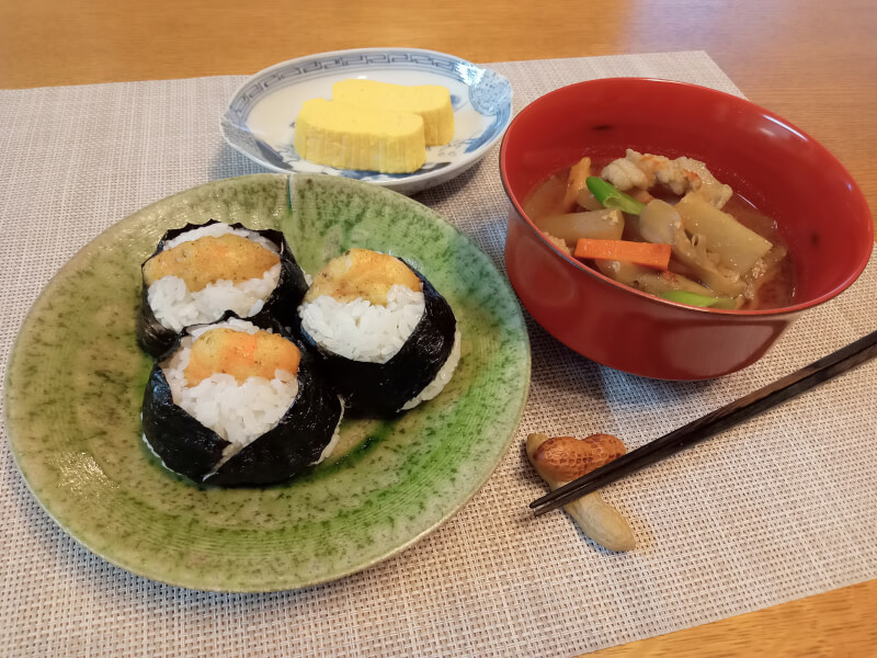Feel like a bento with Nagoya's famous ``Tenmusu'' and ``Dashimaki ...